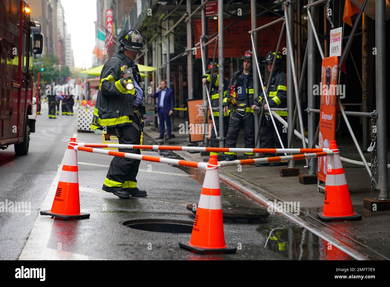 Personal from the FDNY, NYPD, and Consolidated Edison emergency crews ...