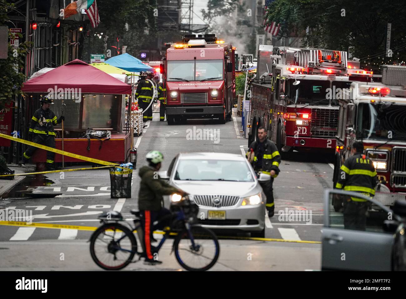 Personal from the FDNY, NYPD, and Consolidated Edison emergency crews ...