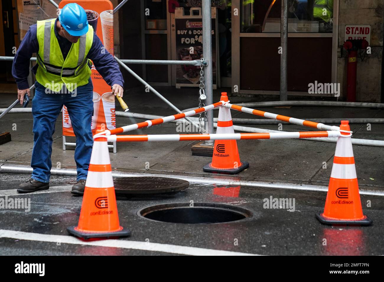 Personal from the FDNY, NYPD, and Consolidated Edison emergency crews ...