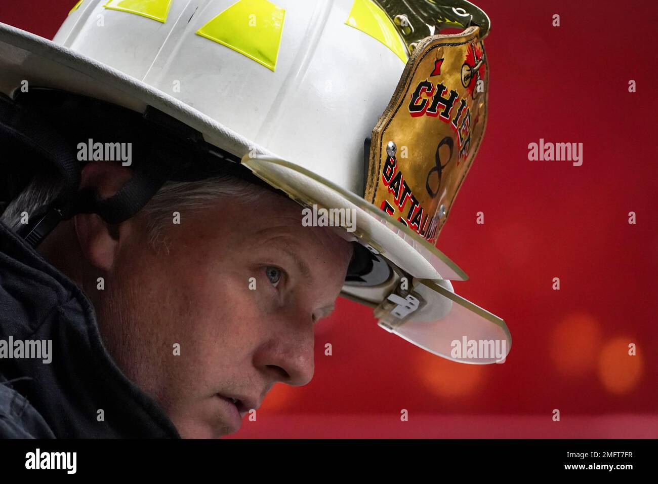 Personal from the FDNY, NYPD, and Consolidated Edison emergency crews ...