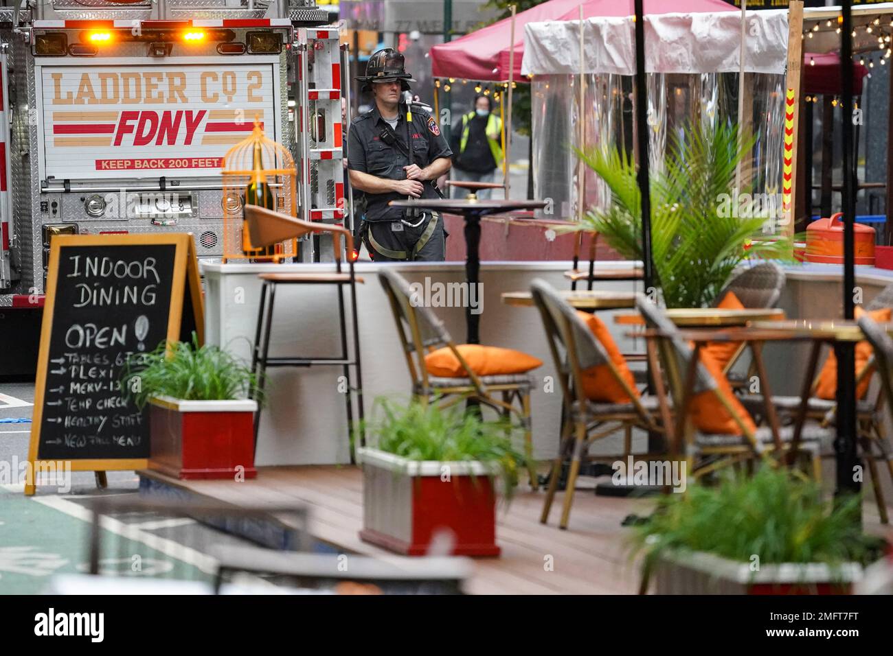 Personal from the FDNY, NYPD, and Consolidated Edison emergency crews ...