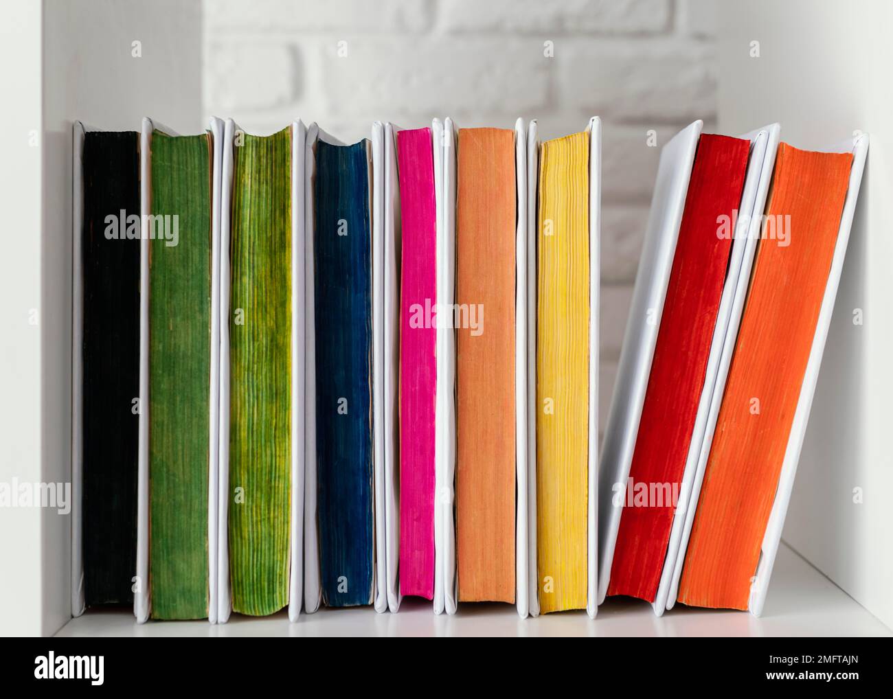Library shelf arrangement hi-res stock photography and images - Alamy
