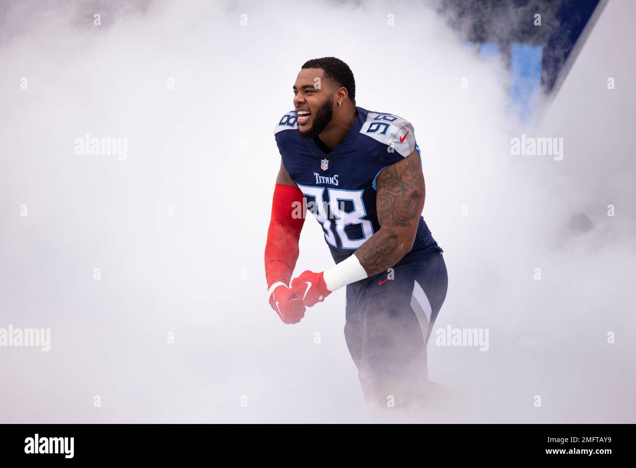 Tennessee Titans defensive tackle Jeffery Simmons (98) runs onto the ...