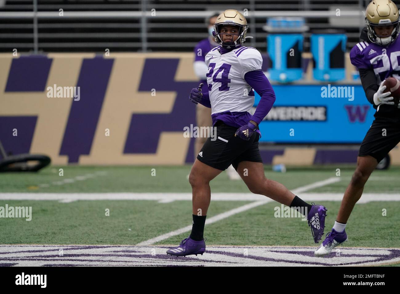 Washington running back Kamari Pleasant (24) takes part in NCAA college ...