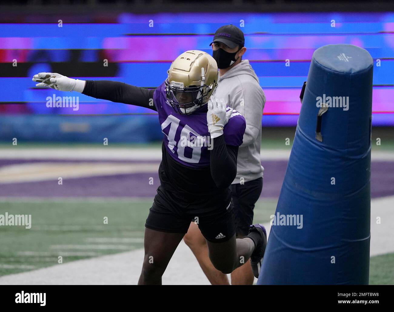Washington linebacker Edefuan Ulofoshio (48) takes part in NCAA college ...
