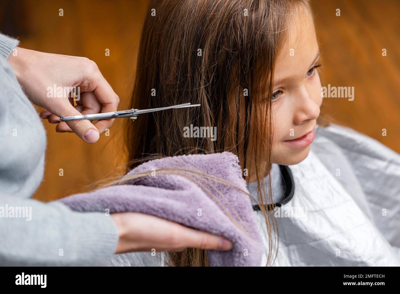 hairdresser cutting little girl s hair Stock Photo - Alamy