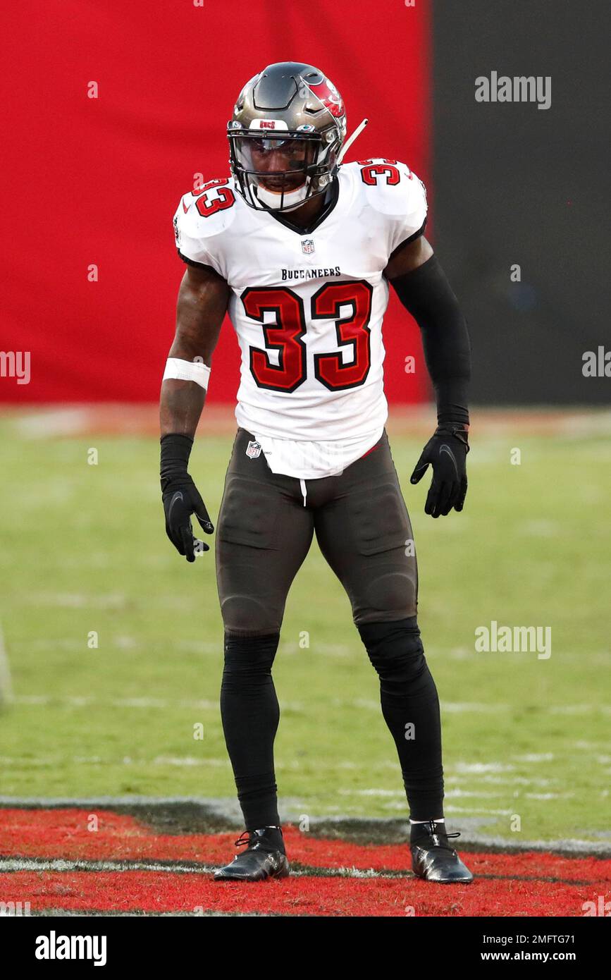Tampa Bay Buccaneers free safety Jordan Whitehead (33) lines up against ...