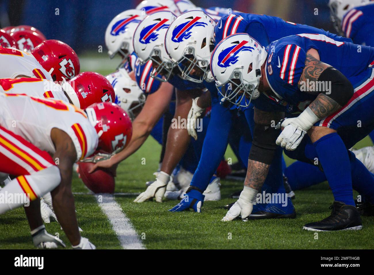 Kansas City Chiefs line up against Buffalo Bills during the first half ...
