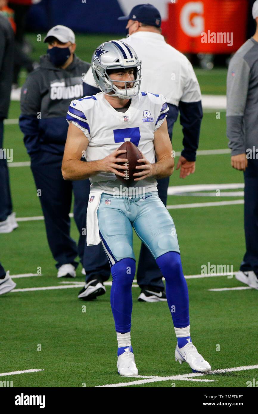Dallas Cowboys quarterback Ben DiNucci (7) warms up prior to an NFL ...
