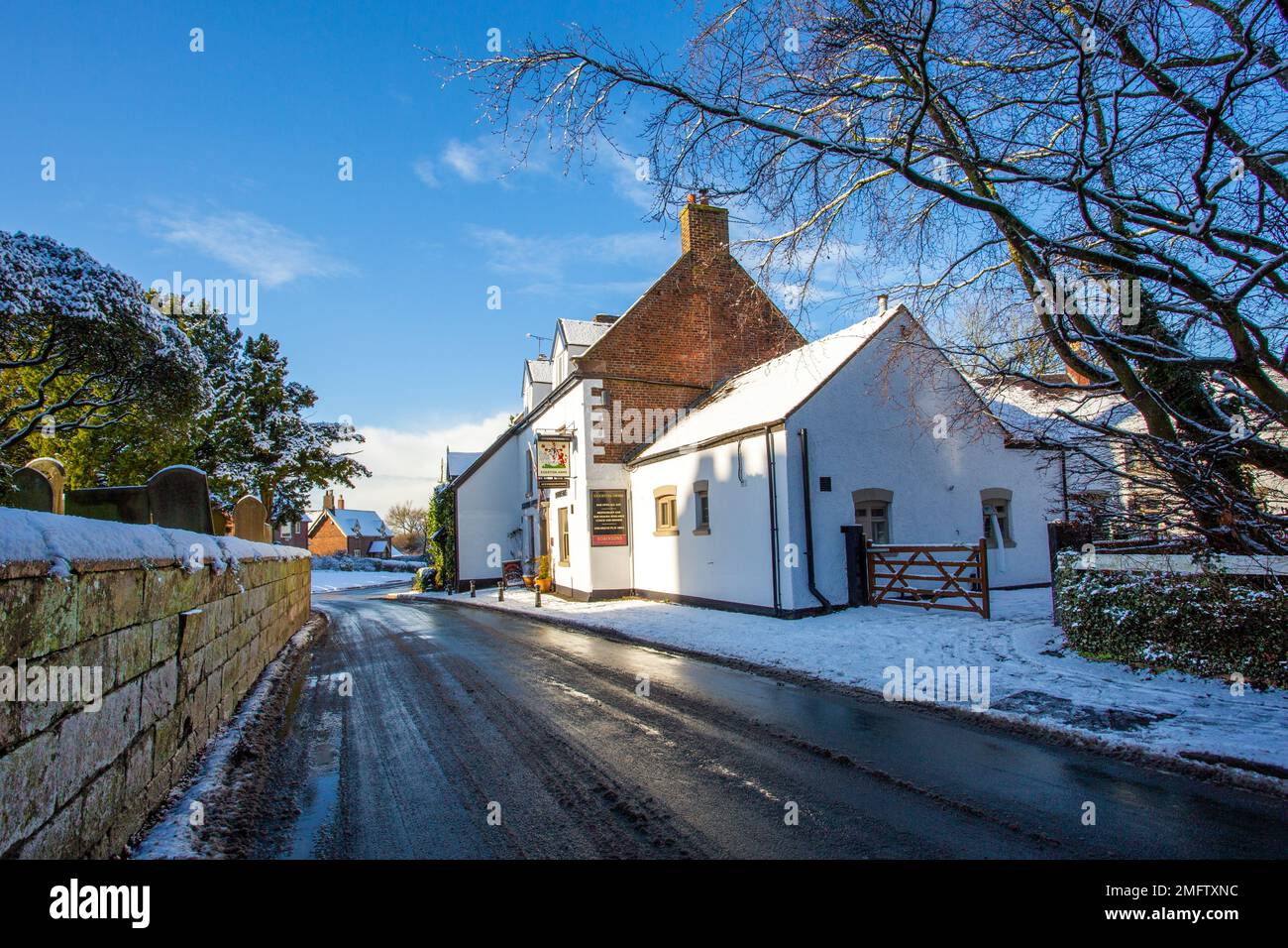Church yard uk hi-res stock photography and images - Alamy