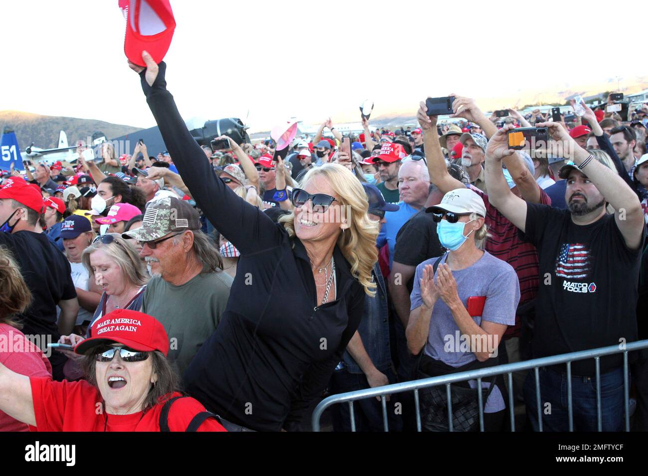 Stephennie Leach from Bethel Island, Calif., waves to President Donald ...