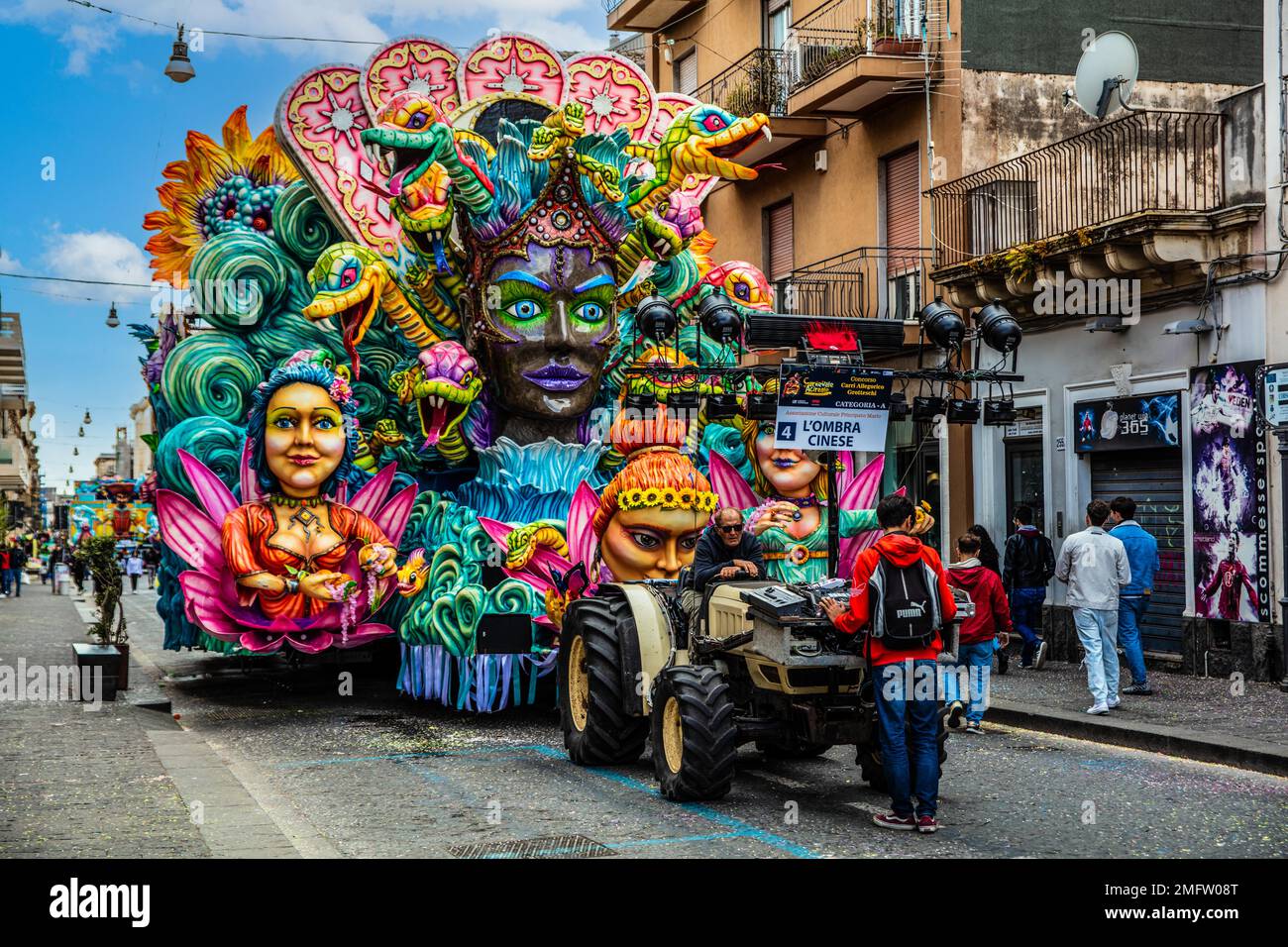 Schoenster Carnival in Sicily, parade of allegorical and flowering ...