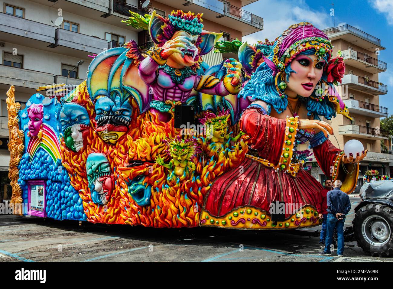 Schoenster Carnival in Sicily, parade of allegorical and flowering ...