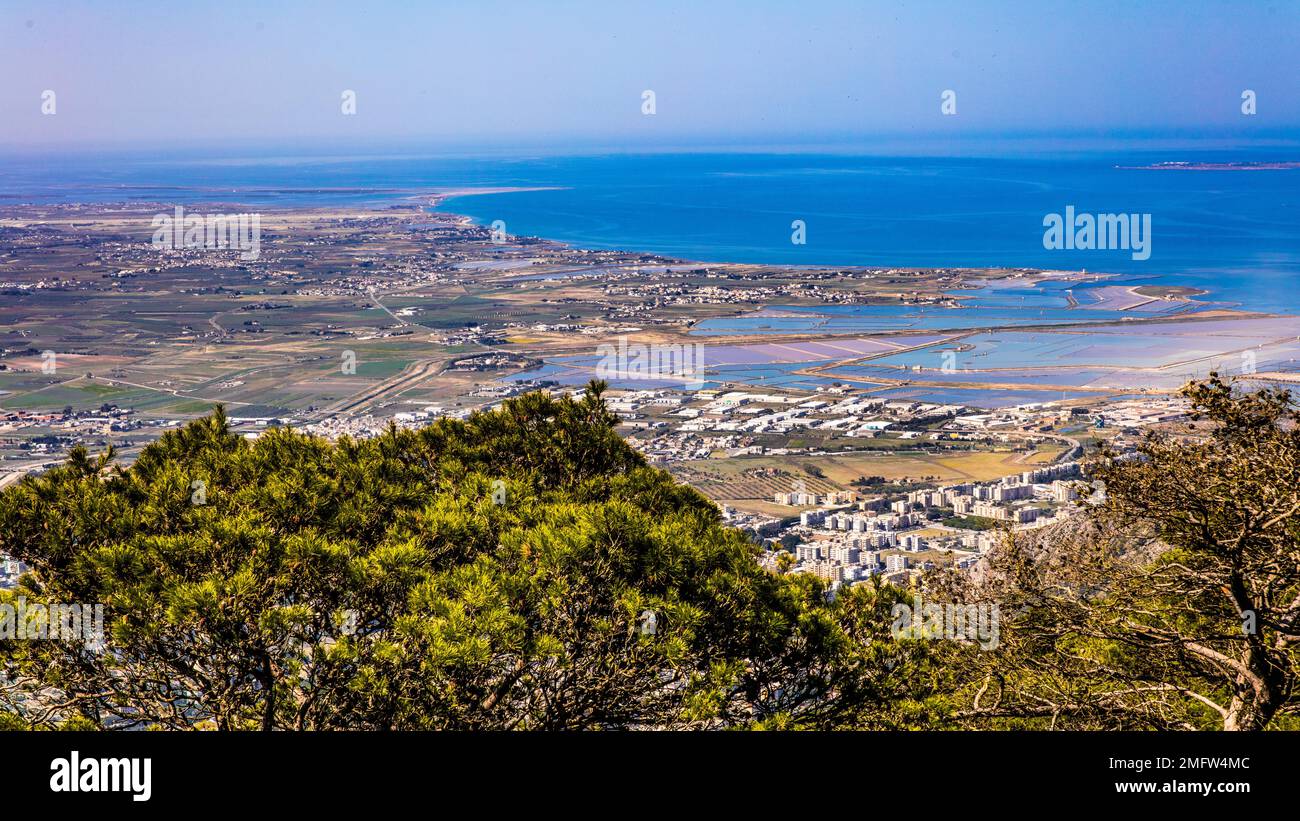 Medieval town of Erice, impresses with its spectacular location, Sicily ...