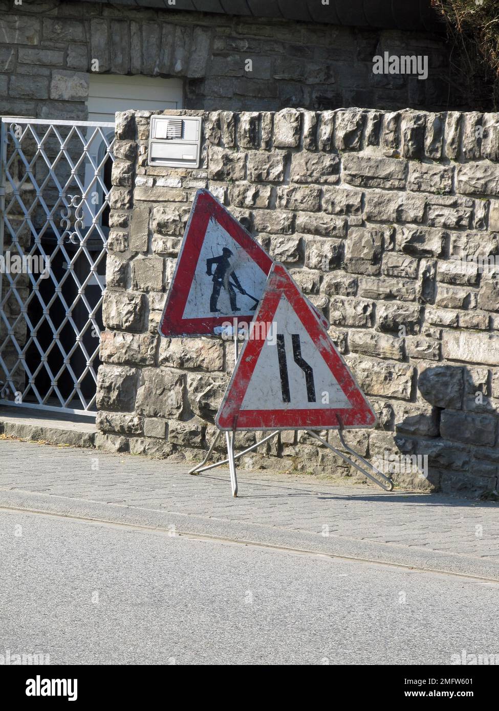 Construction site sign, lane narrowing Stock Photo - Alamy