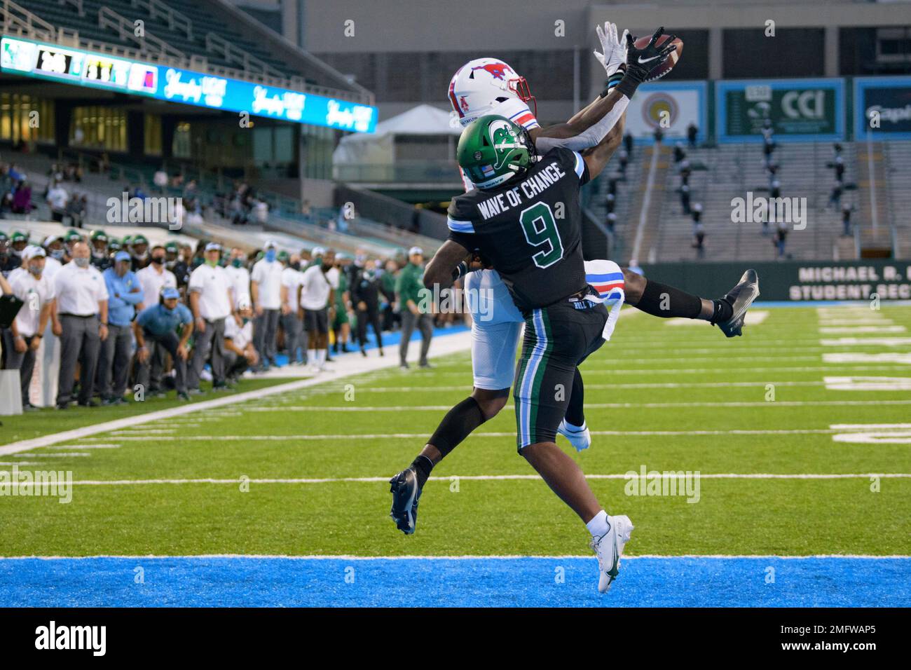 SMU wide receiver Rashee Rice (11) reaches for a touchdown pass against ...