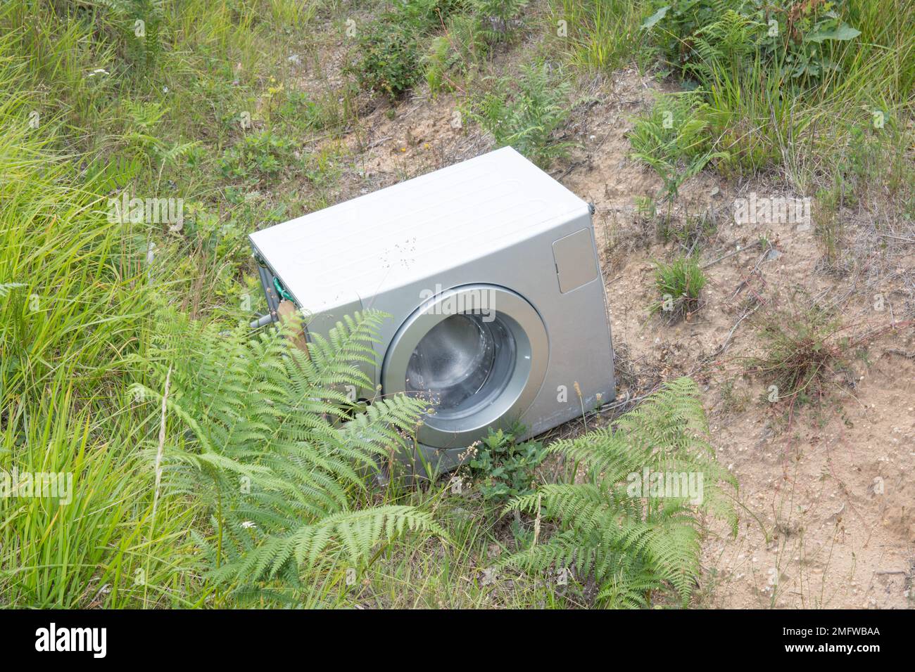Abandoned washing machine hi-res stock photography and images - Alamy