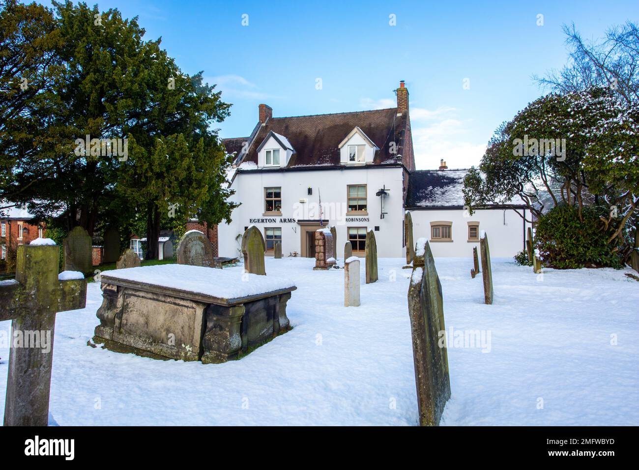 Church yard uk hi-res stock photography and images - Alamy