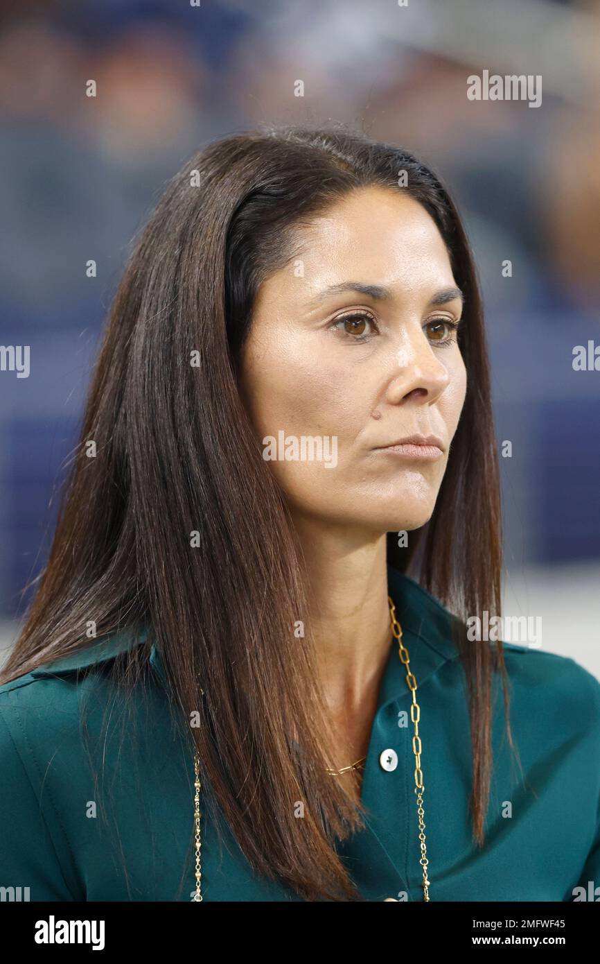 NBC reporter Tracy Wolfson looks on during a game between the Dallas ...
