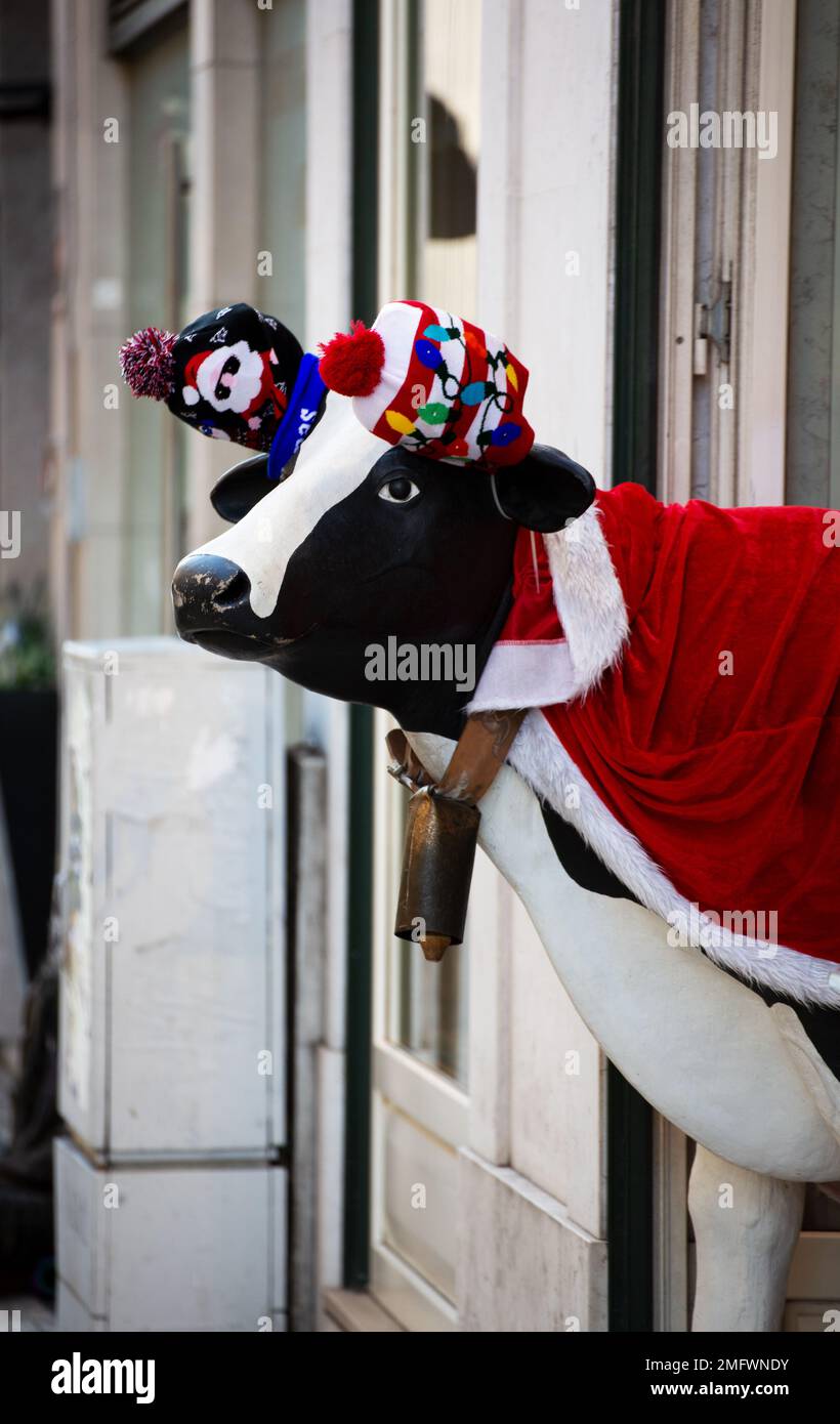 Cow statue outdoors hi-res stock photography and images - Alamy