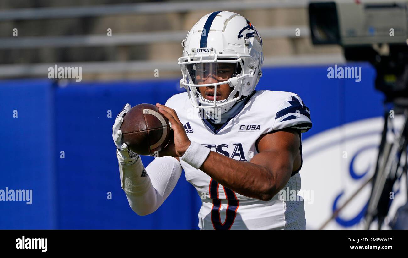 UTSA quarterback Frank Harris (0) takes a snap during an NCAA college ...