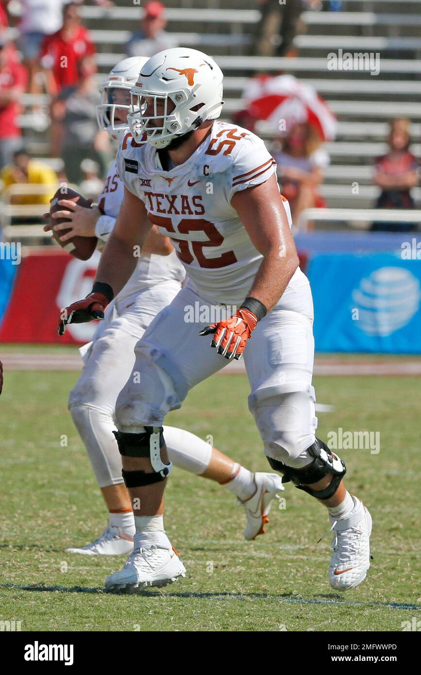 Texas offensive lineman Samuel Cosmi (52) prepares to block against ...