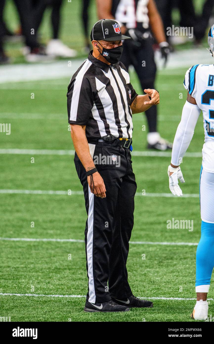 Umpire Terry Killens Jr. (77) works during the first half of an NFL ...
