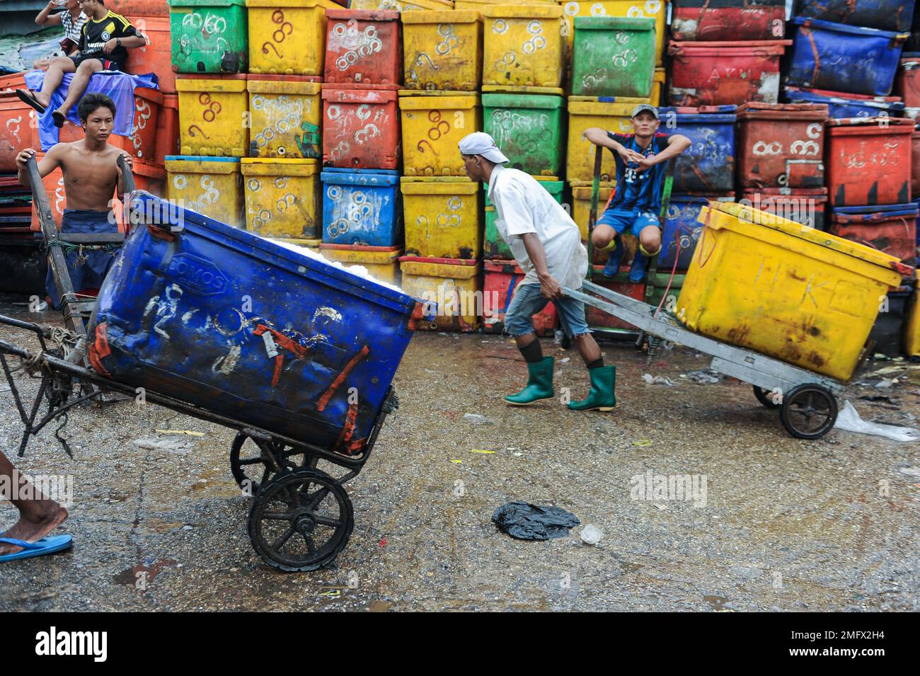 28.06.2014, Yangon, Myanmar, Asia - Workers pull handcarts with cooling ...