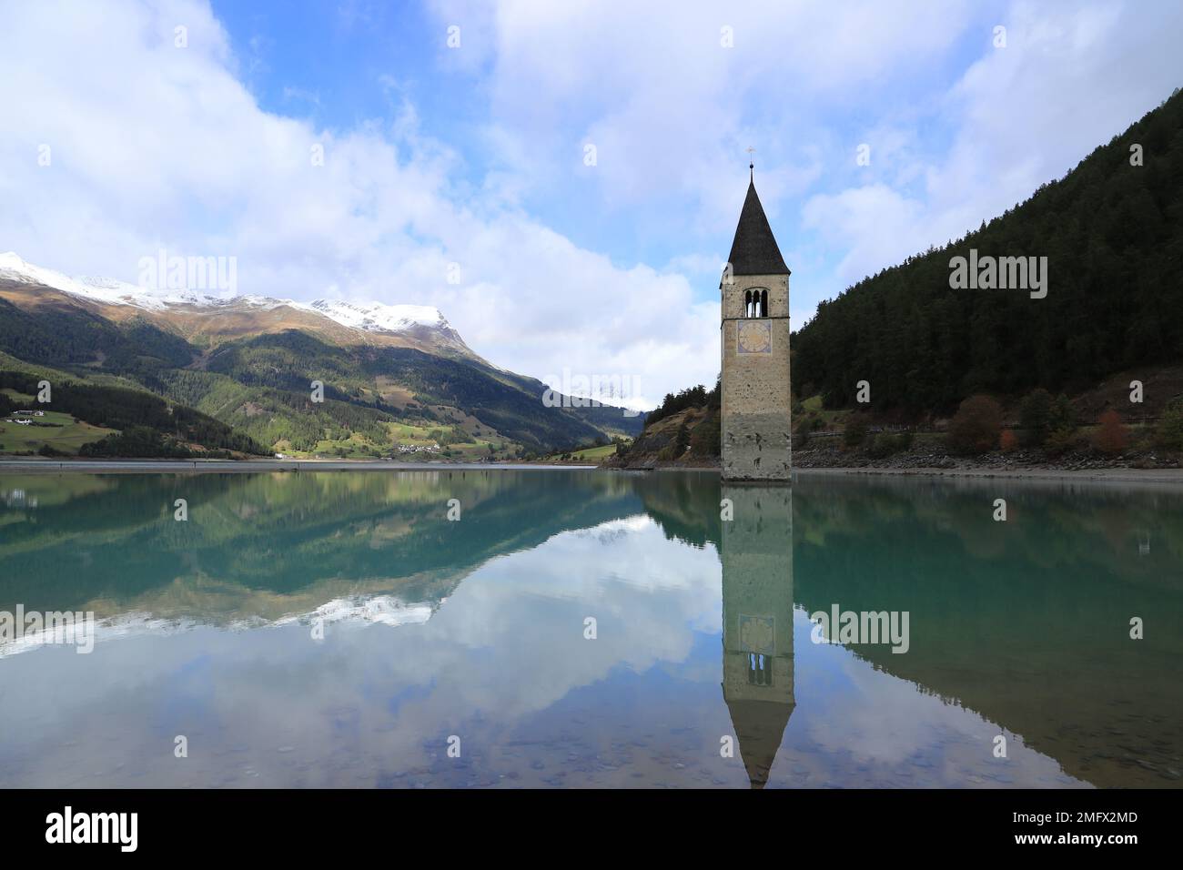 The sunken church tower in Lake Reschen - Vinschgau Stock Photo - Alamy