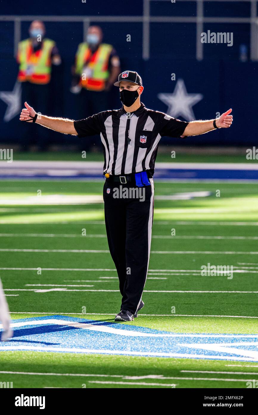 Back judge Tony Josselyn signals during an NFL football game between ...