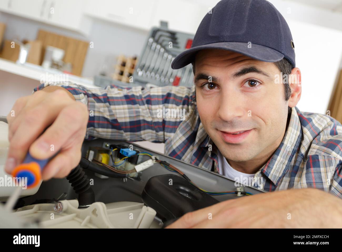 Installer washing machine hi-res stock photography and images - Alamy