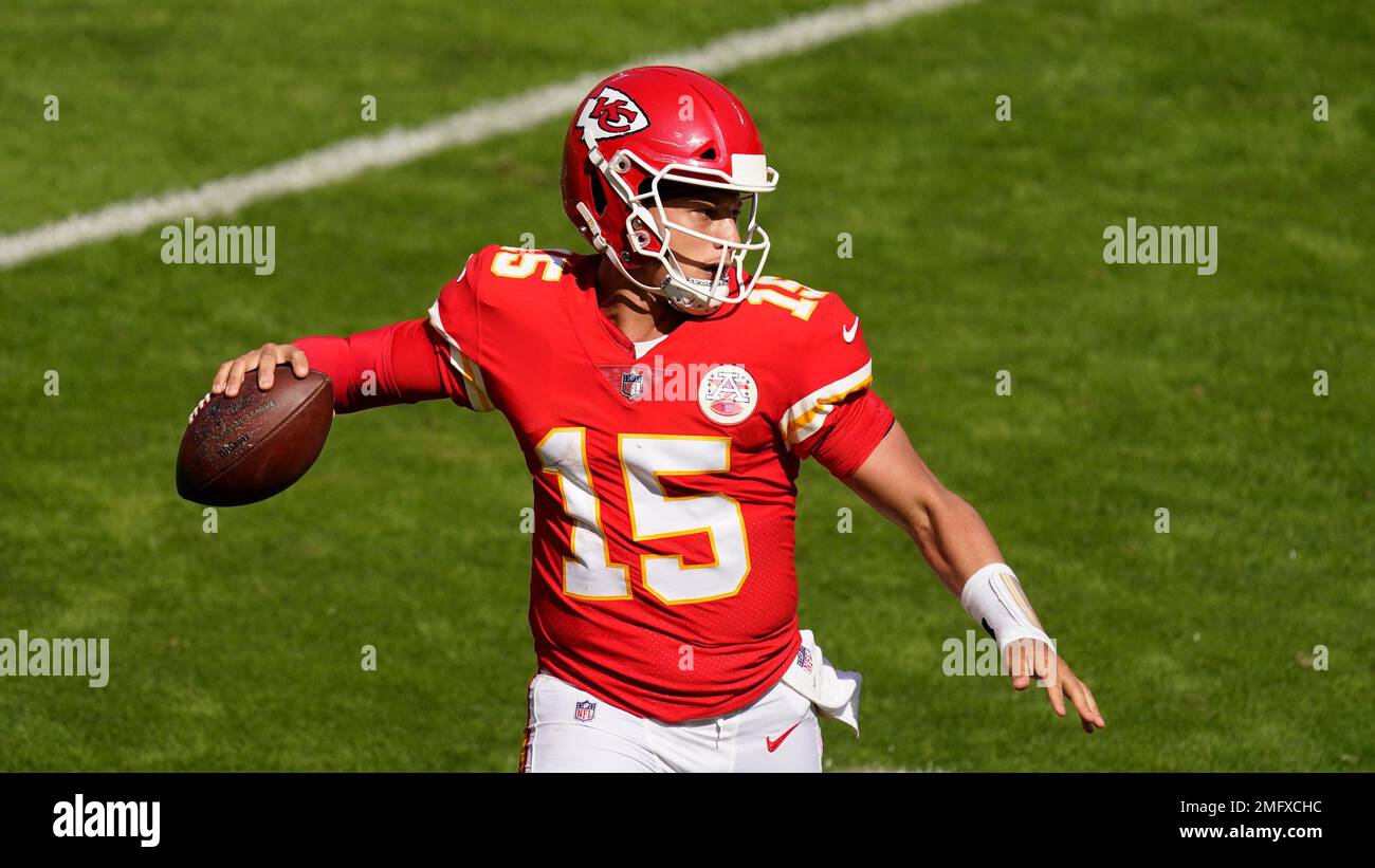 Kansas City Chiefs quarterback Patrick Mahomes throws against the Las ...