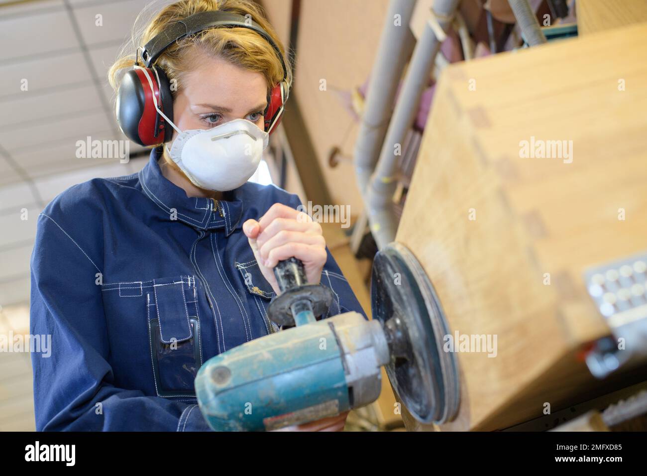 pretty female carpenter using an electric sander Stock Photo - Alamy