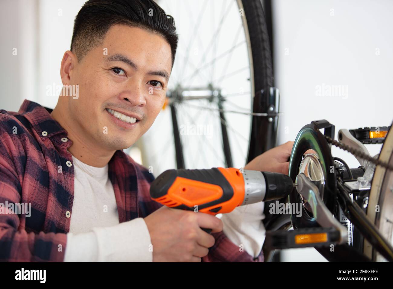bicycle mechanic uses a cordless powertool Stock Photo - Alamy