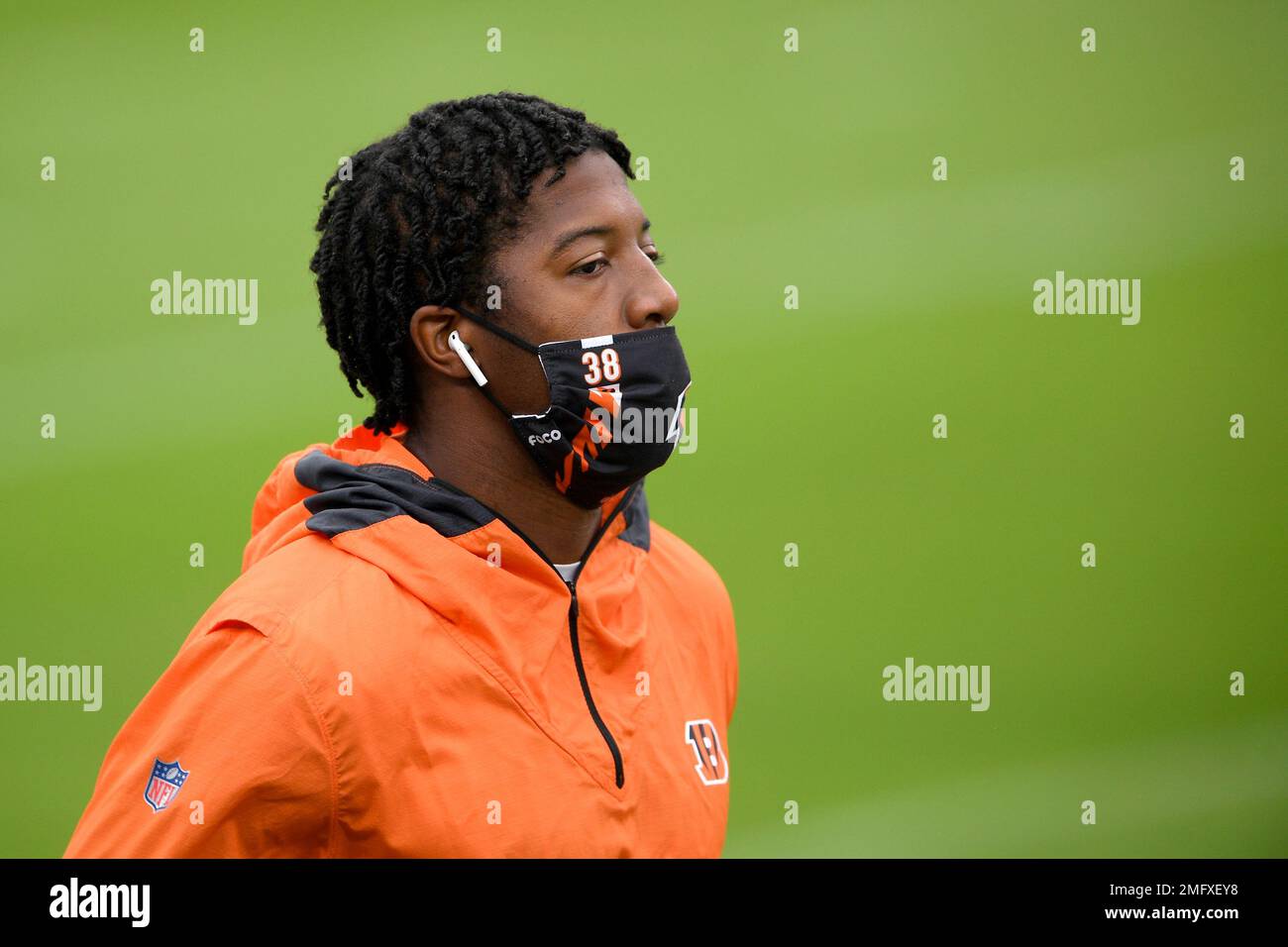 Cincinnati Bengals cornerback LeShaun Sims wears a face mask to protect ...