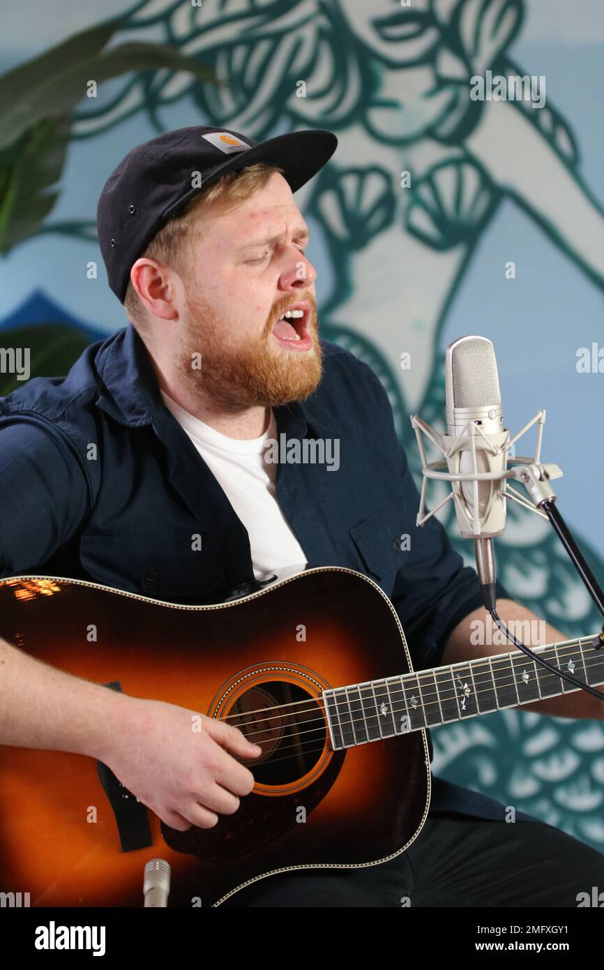 Singer tom walker hi-res stock photography and images - Alamy