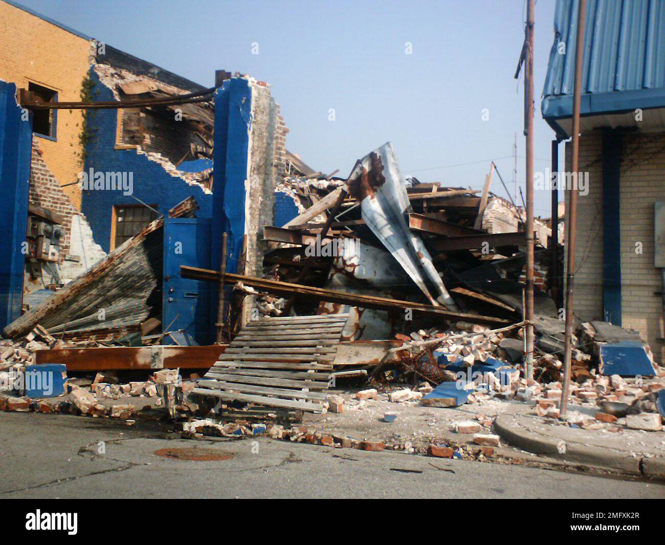 Aftermath - Miscellaneous - 26-HK-48-99. rubble around destroyed ...