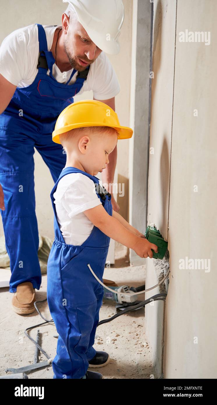 Installing cable hi-res stock photography and images - Alamy