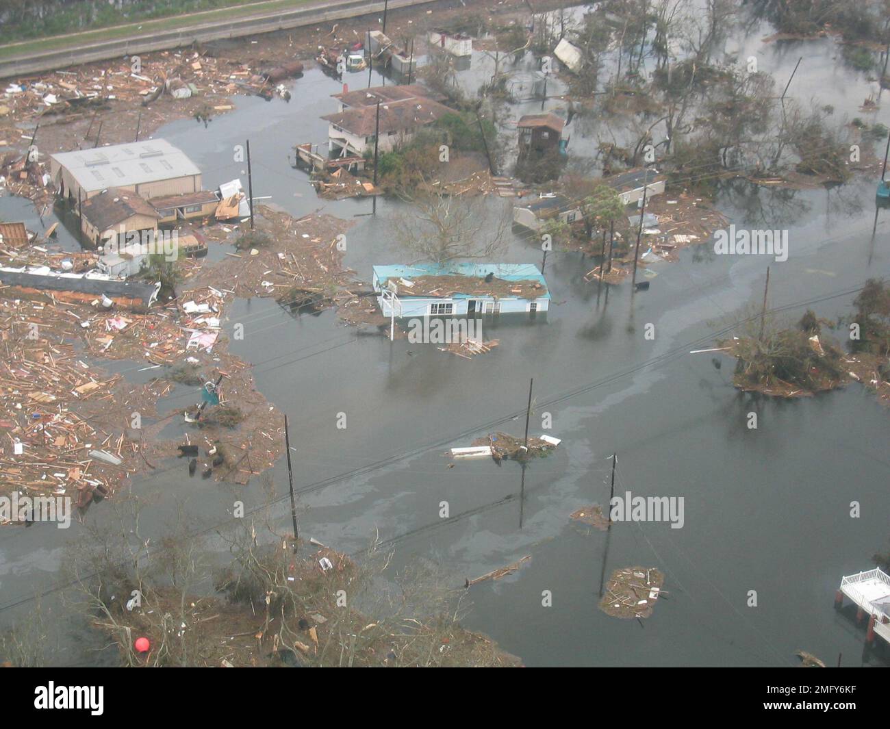 Hurricane katrina rooftop rescue hi-res stock photography and images ...