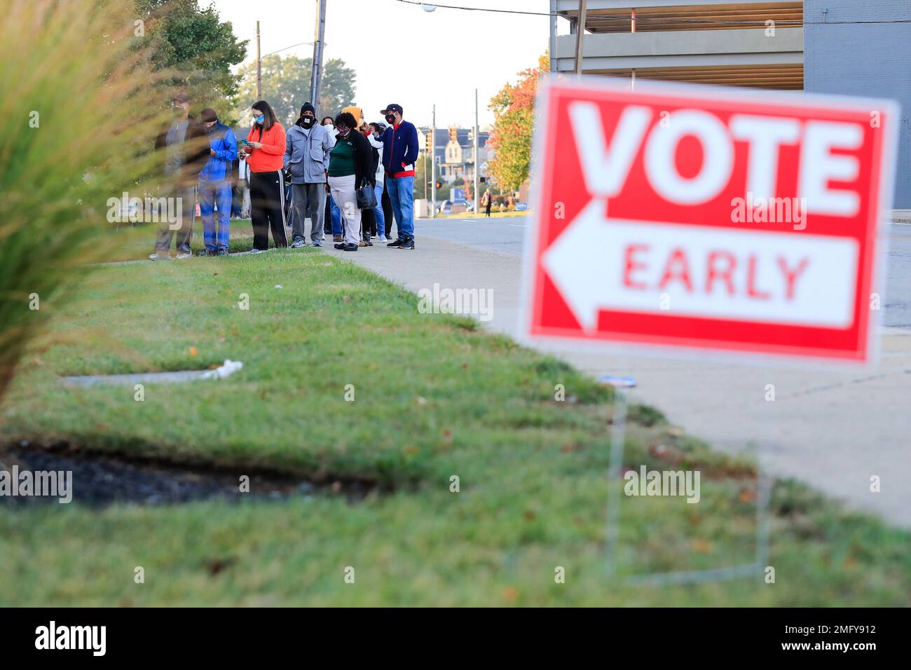 People stand in line at the Hamilton County Board of Elections to ...