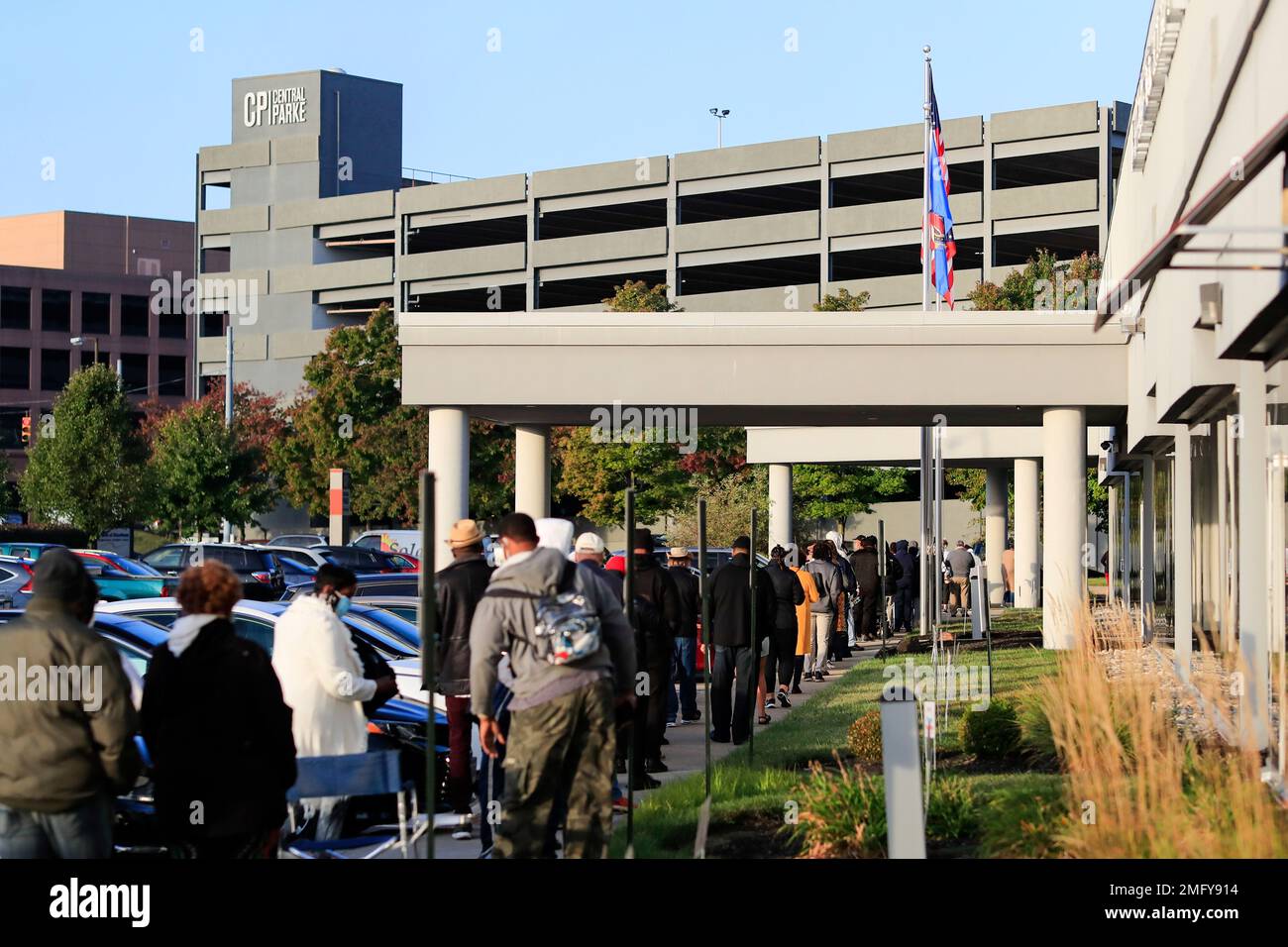 People stand in line at the Hamilton County Board of Elections to ...