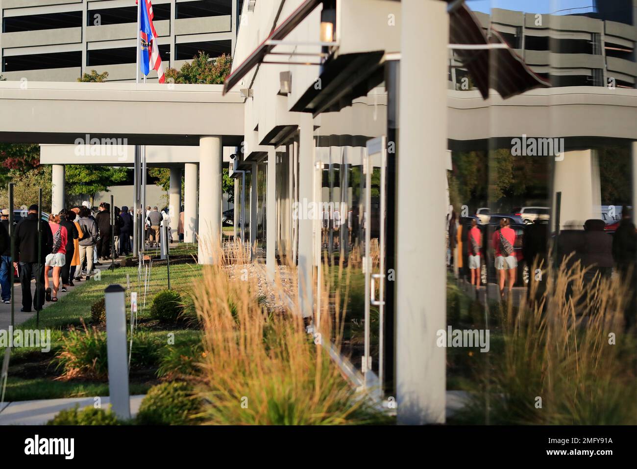 People stand in line at the Hamilton County Board of Elections to ...