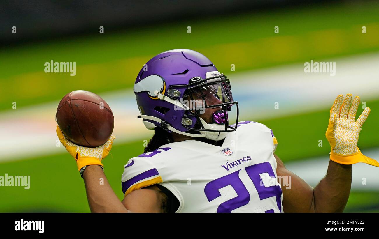 Minnesota Vikings' Alexander Mattison (25) warms up before an NFL ...