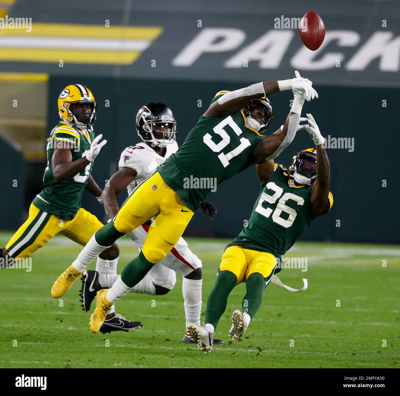 Green Bay Packers linebacker Krys Barnes (51) defends the pass against ...