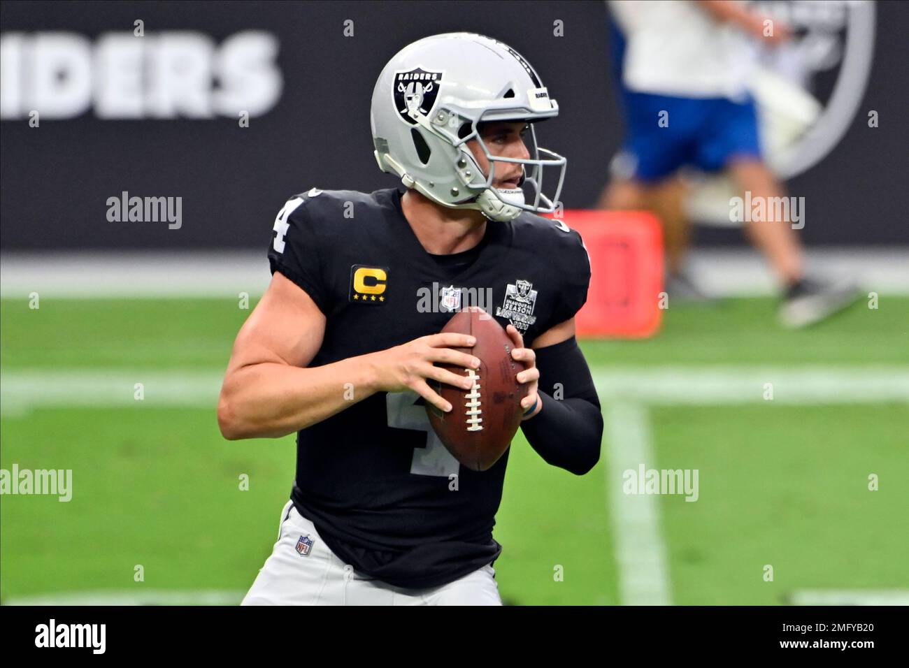 Las Vegas Raiders quarterback Derek Carr (4) warms up before an NFL ...