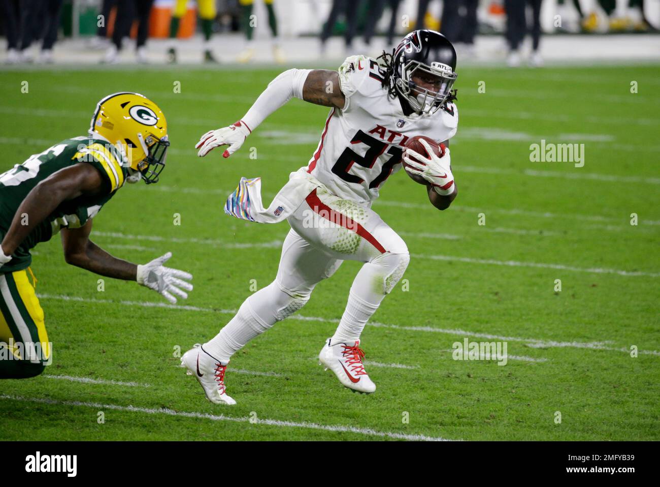 Atlanta Falcons' Todd Gurley (21) runs past Green Bay Packers' Darnell ...