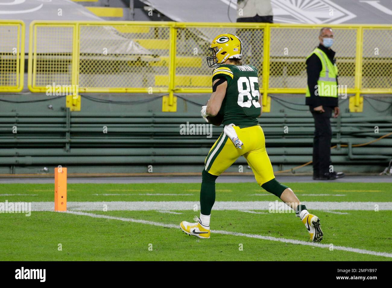 Green Bay Packers' Robert Tonyan (85) goes in for a touchdown during ...