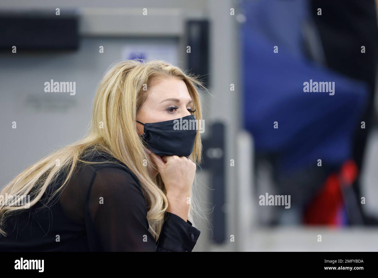 NFL Network reporter Jane Slater waits for the start of an NFL football ...