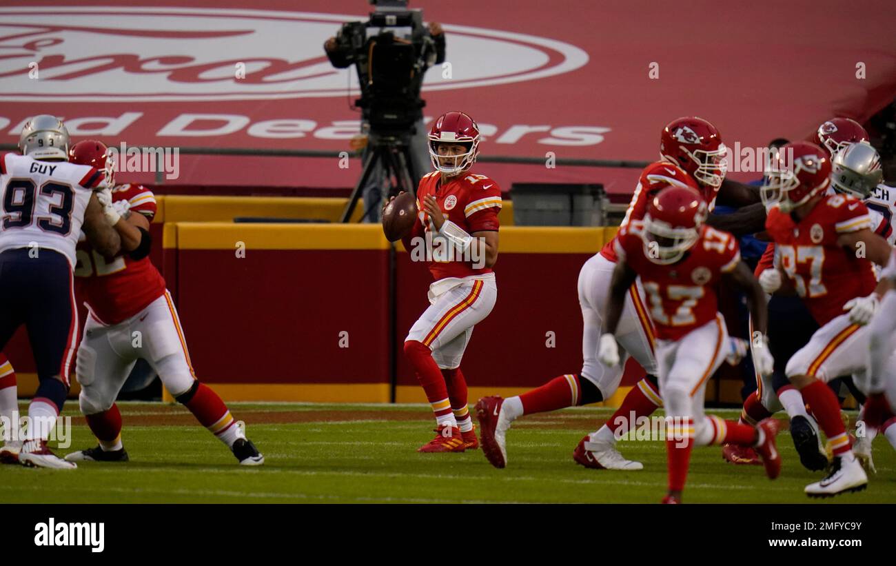 Kansas City Chiefs quarterback Patrick Mahomes looks to throw against ...