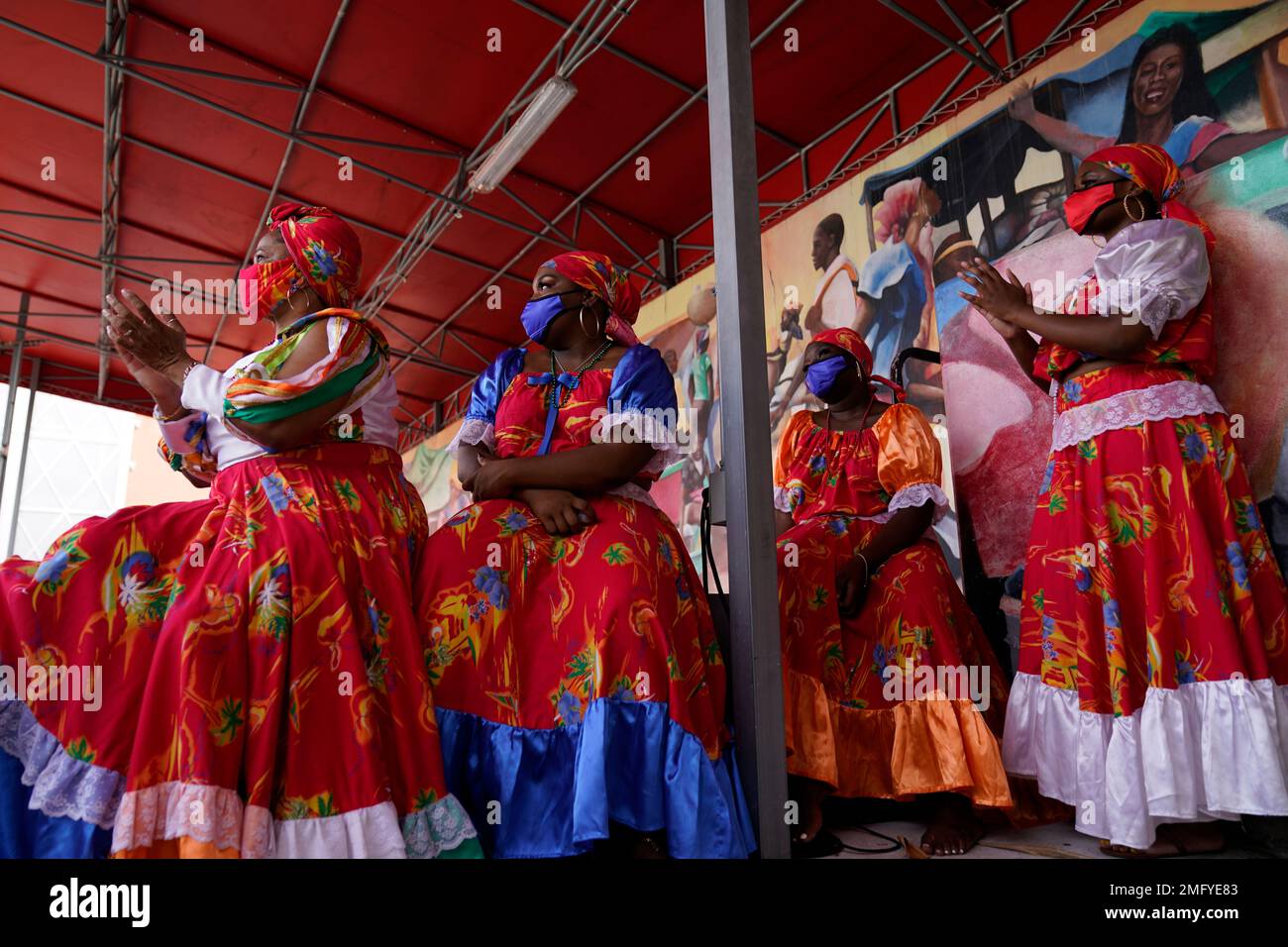 Dancers listen as Democratic presidential candidate former Vice ...